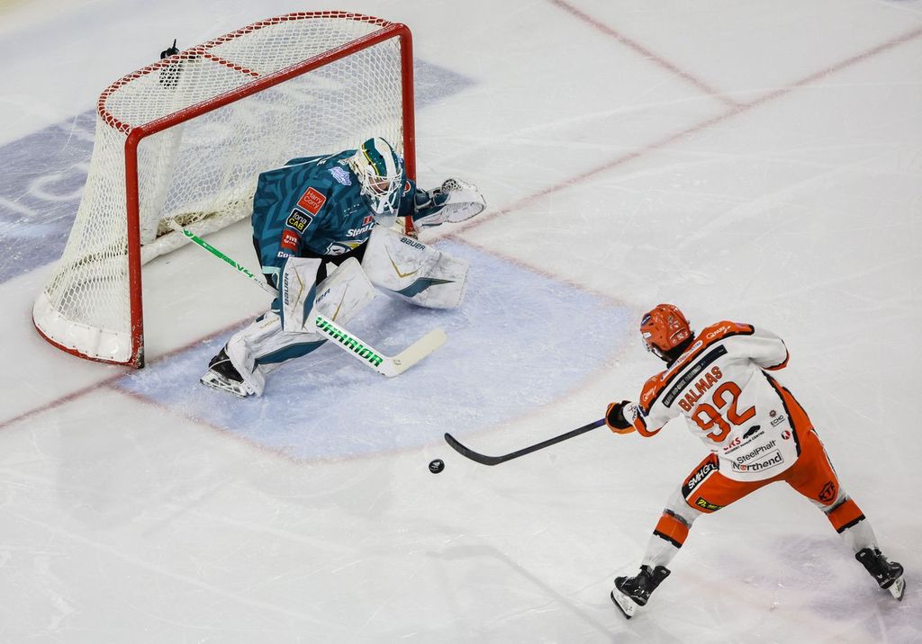 Steelers Show Early Promise but Giants Pull Clear in Belfast ...